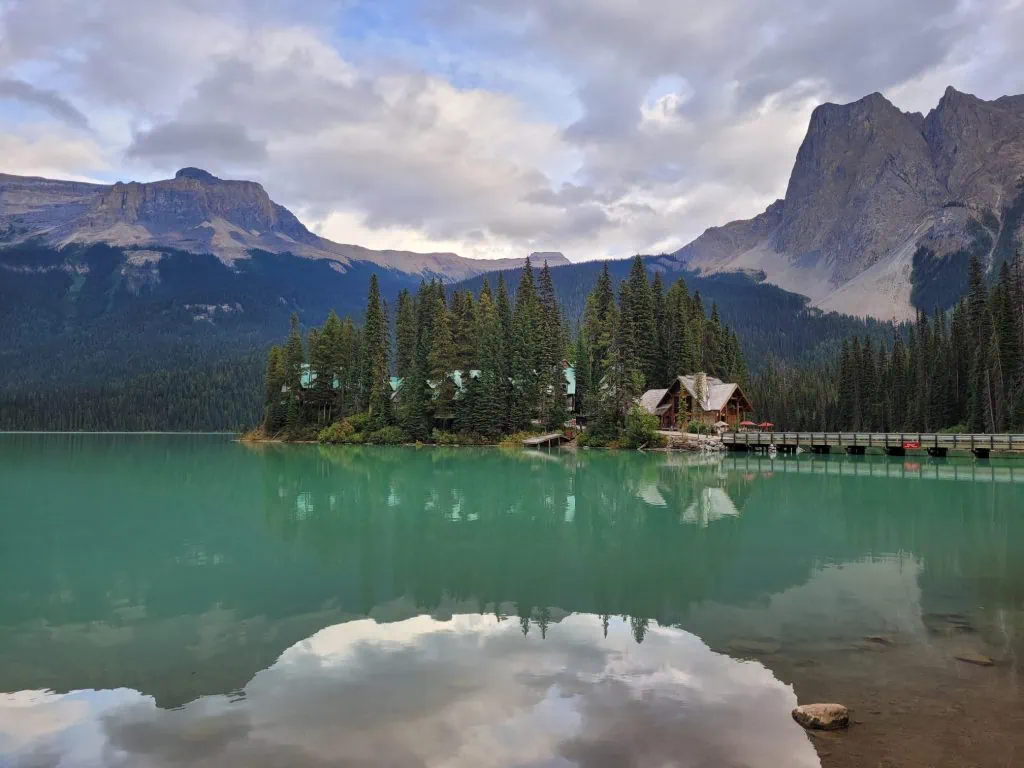 Emerald Lake: The Ultimate Guide to Visiting this Unforgettable Spot