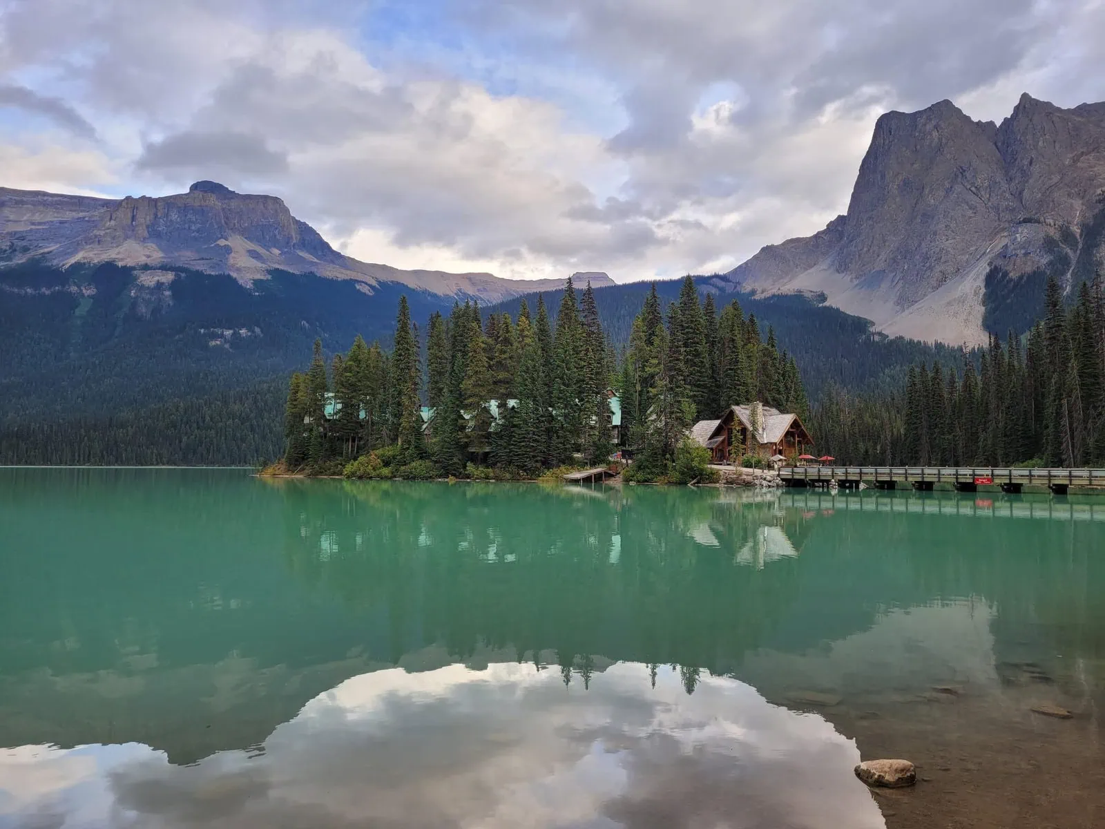 Emerald Lake: The Ultimate Guide to Visiting this Unforgettable Spot